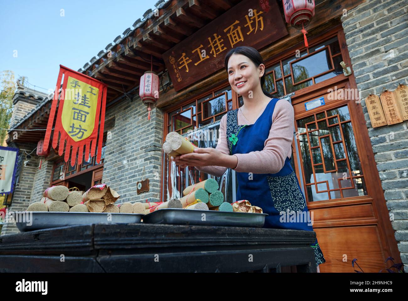 The enthusiasm of the waiter selling noodles Stock Photo - Alamy