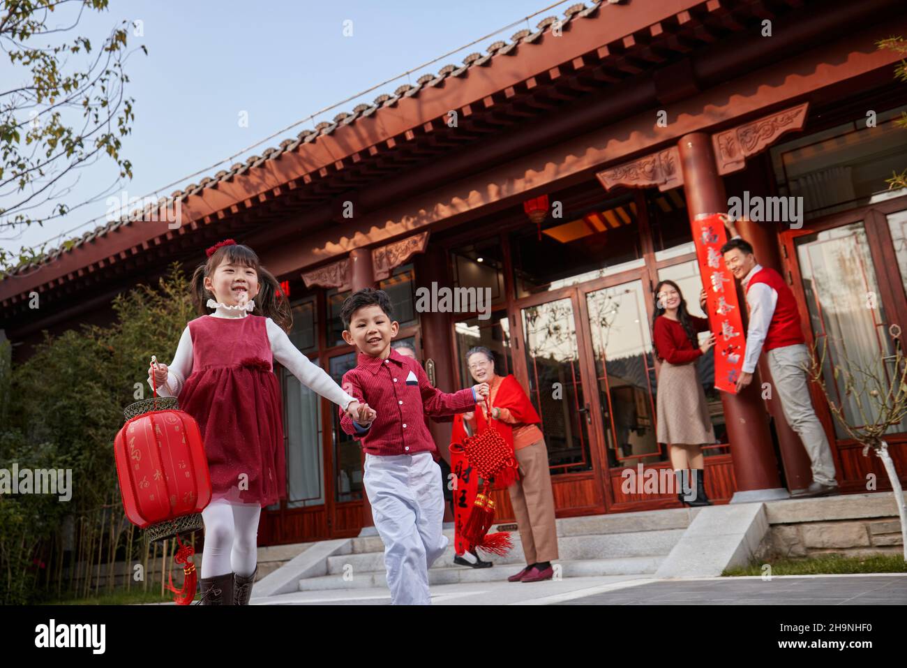 Happy family to stick couplets on the Spring Festival to celebrate the ...