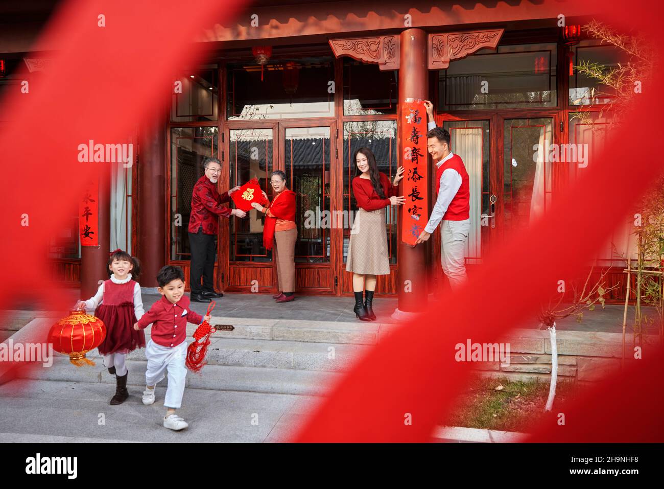 Happy family to stick couplets on the Spring Festival to celebrate the ...