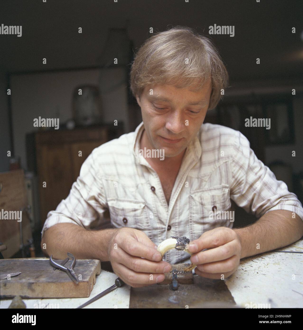 Polska 08.1983. Metaloplastyk, twórca bi¿uterii artystycznej Jerzy ...