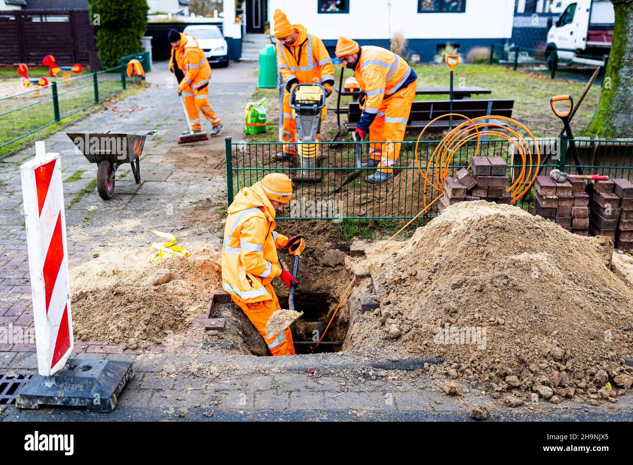 Underground fiber optics cable hi-res stock photography and images - Alamy