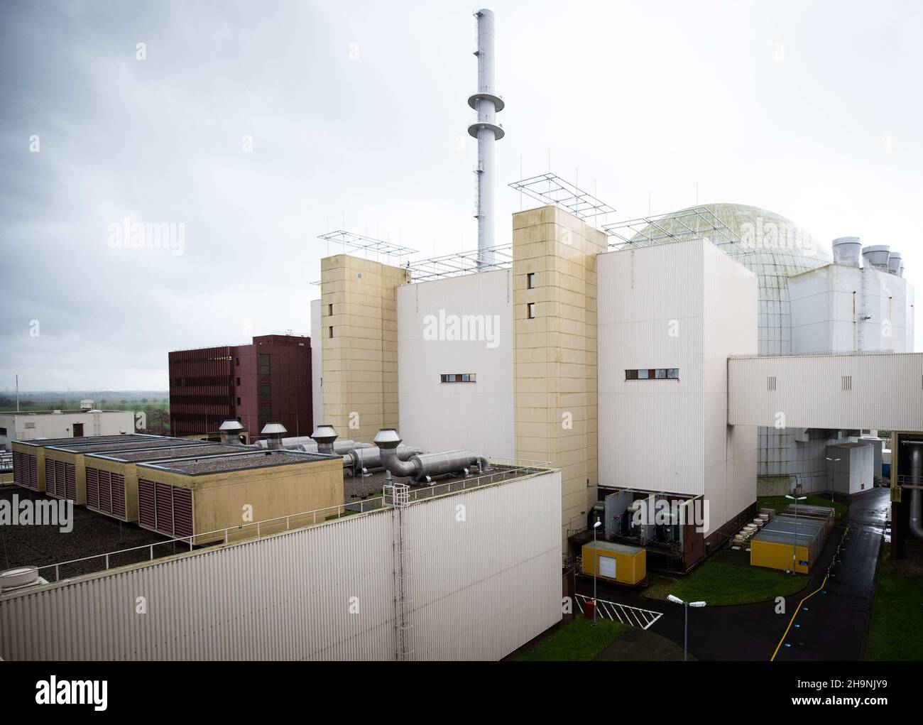 Brokdorf, Germany. 02nd Dec, 2021. View of the power plant building ...