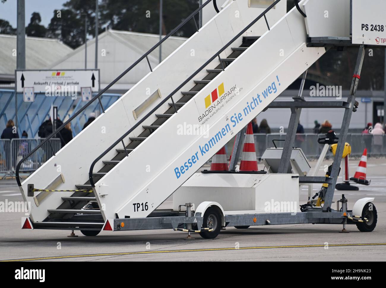 Aircraft gangway hi-res stock photography and images - Alamy
