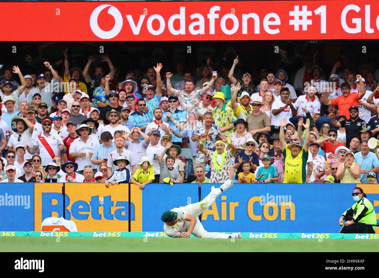 Cricket crowd catch hi-res stock photography and images - Alamy