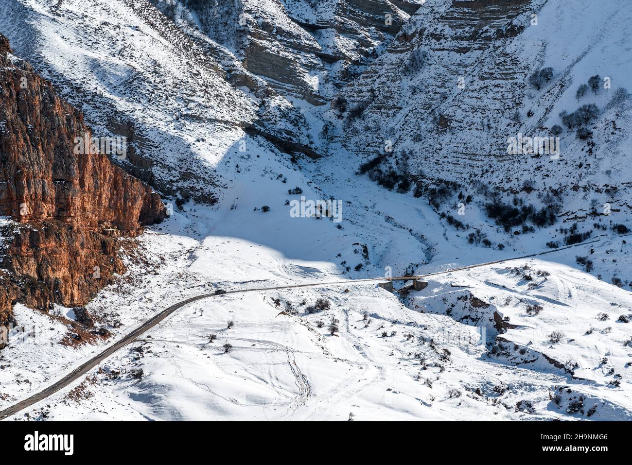 Car on gorge road car on gorge road hi-res stock photography and images ...