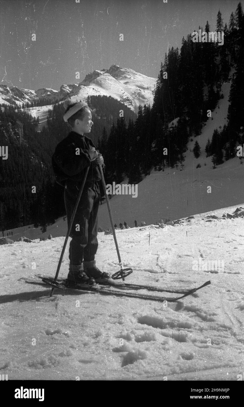 Skier on slope Black and White Stock Photos & Images - Alamy
