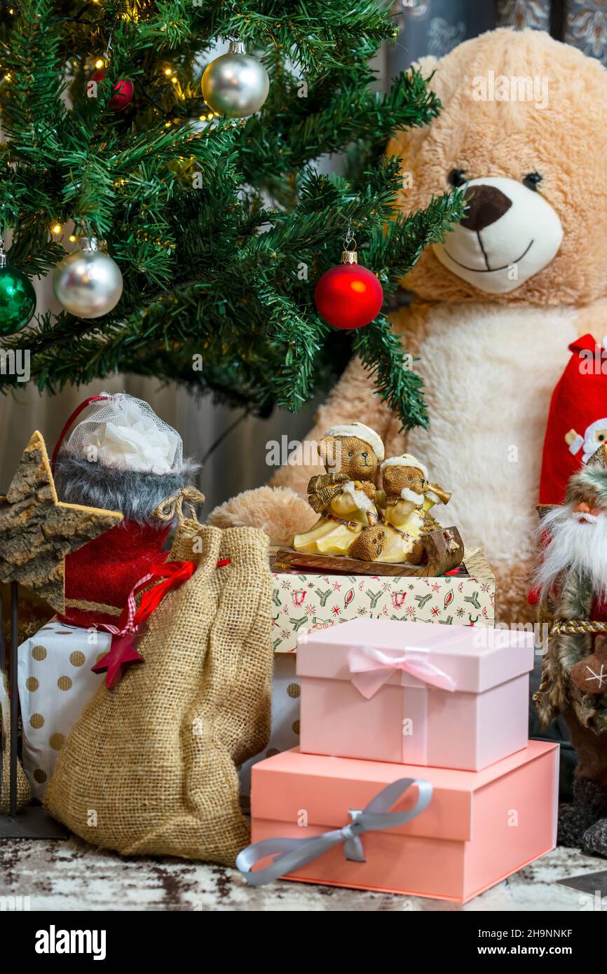 Bear under tree hi-res stock photography and images - Alamy