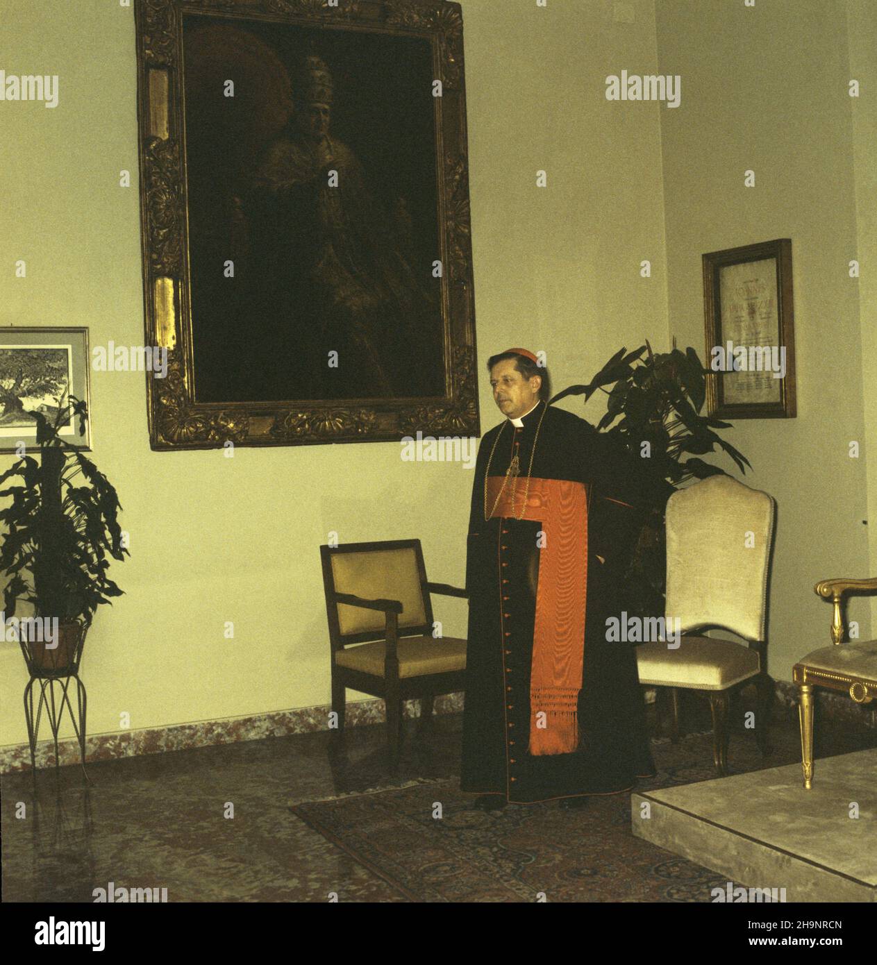 Warszawa 02.1983. Prymas Polski arcybiskup Józef Glemp otrzyma³ godnoœæ ...