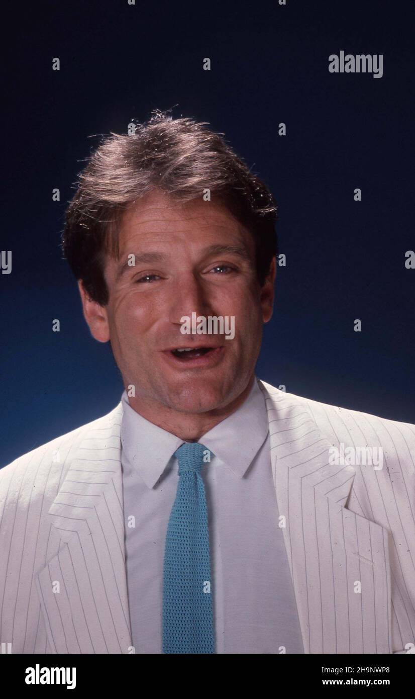 Robin Williams poses for a portrait 1999 in Los Angeles, California ...