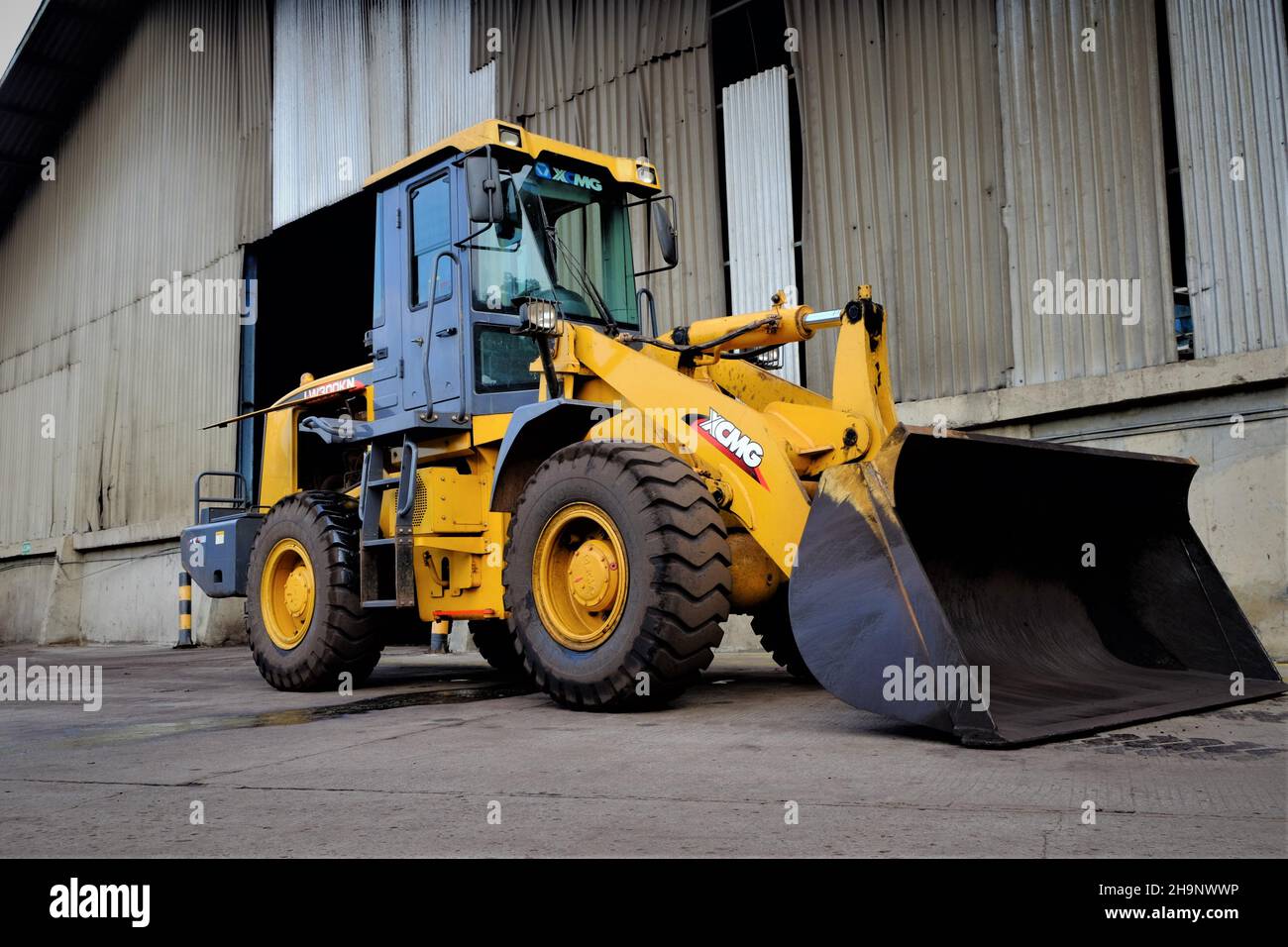 Yellow loader hi-res stock photography and images - Alamy