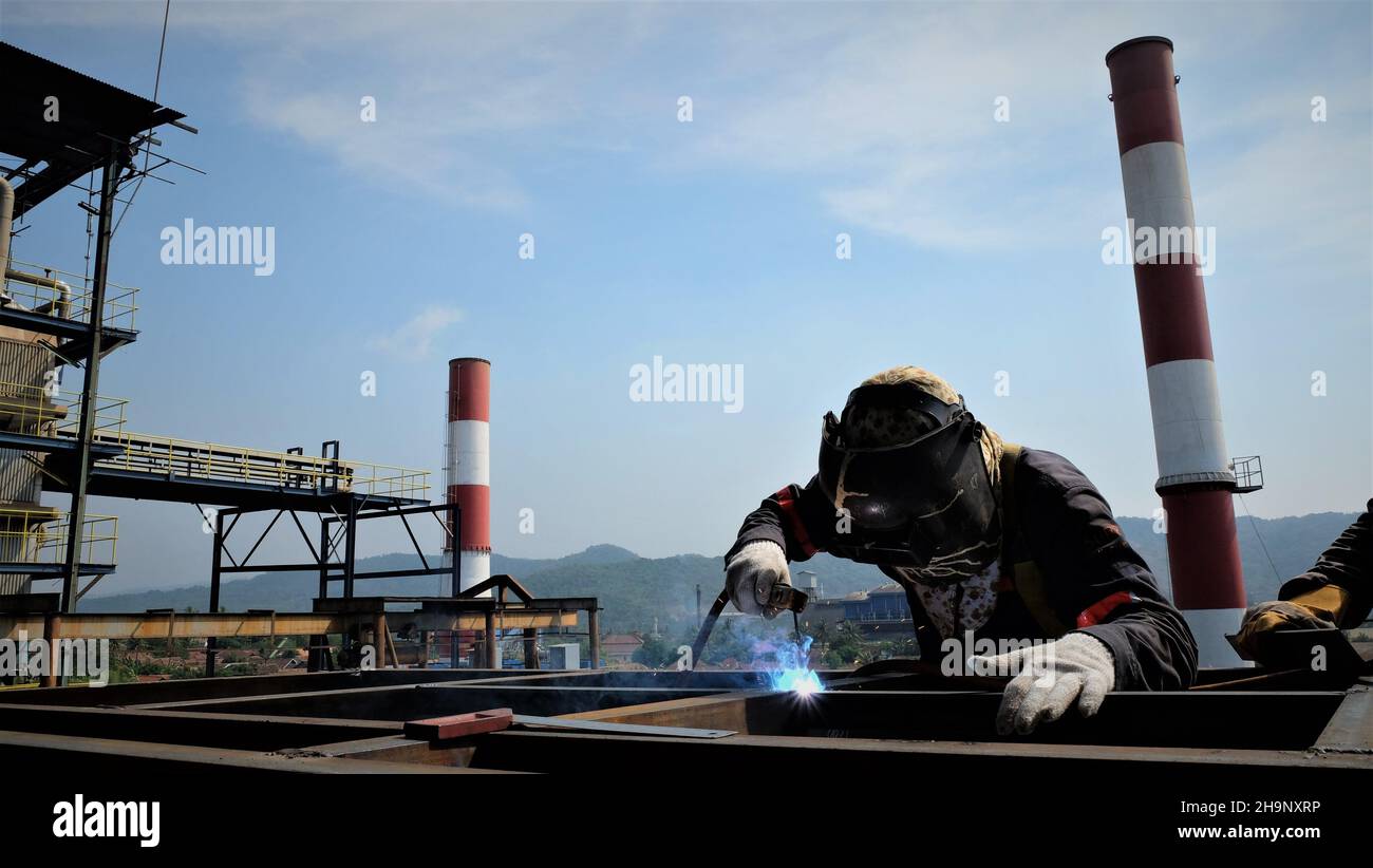 welder at height Stock Photo - Alamy
