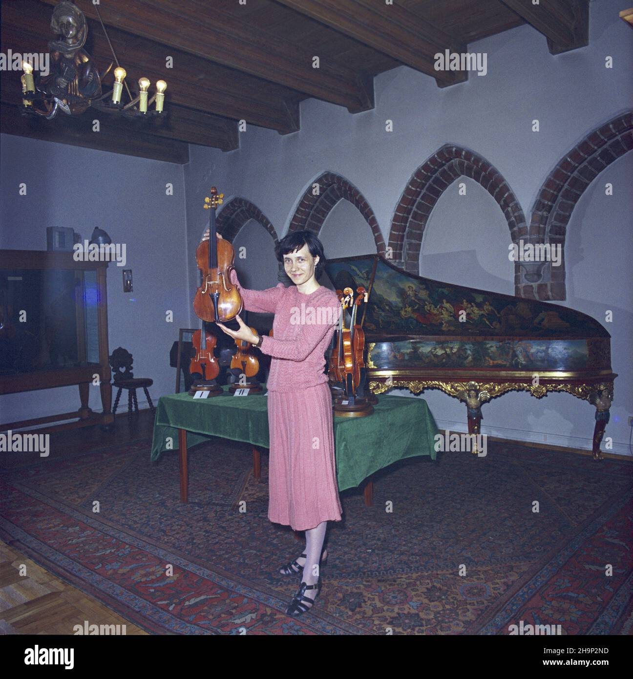 Instrumenty smyczkowe hi-res stock photography and images - Alamy