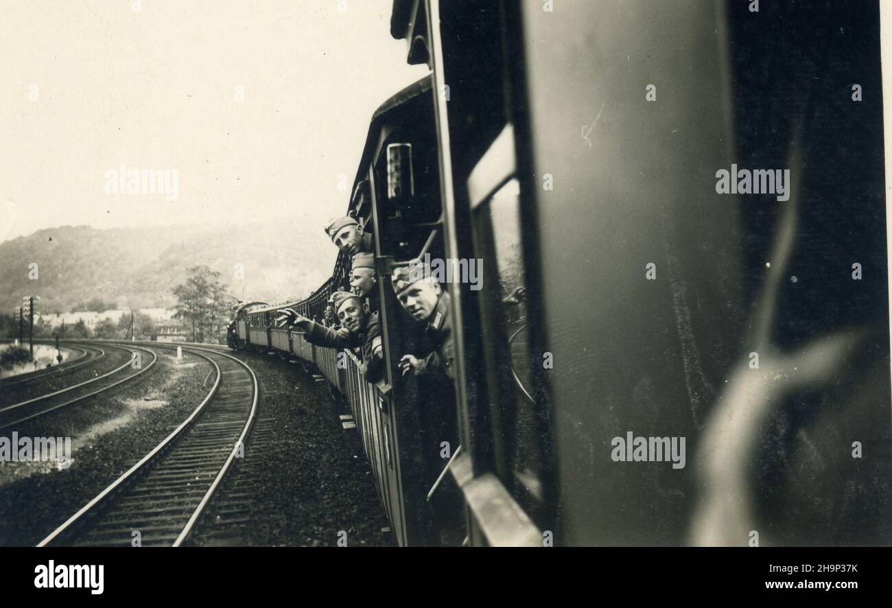 WWII WW2 - Train transporting German wehrmacht soldiers from Heuberg to ...