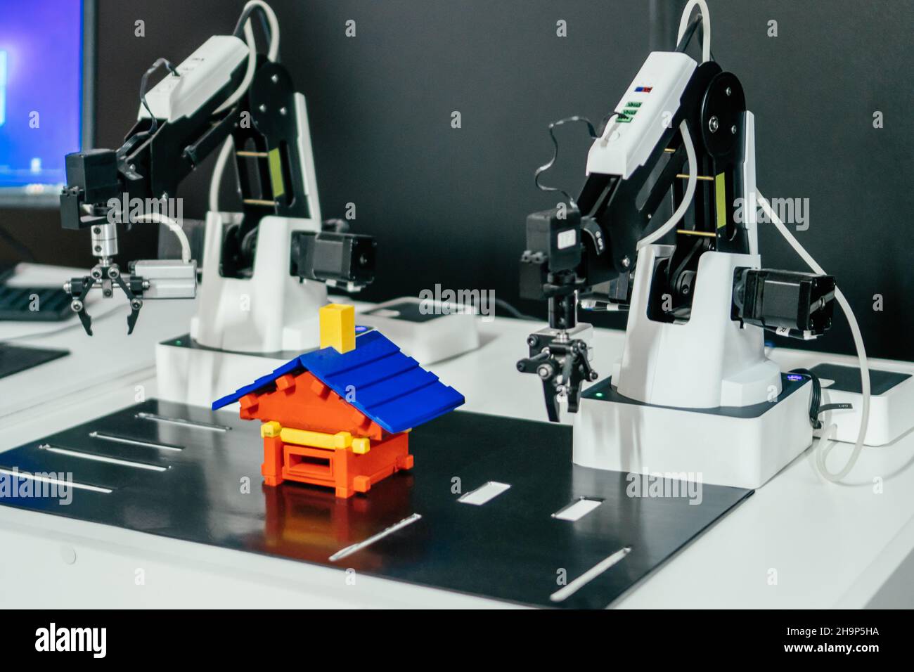 Two robots hi-res stock photography and images - Alamy