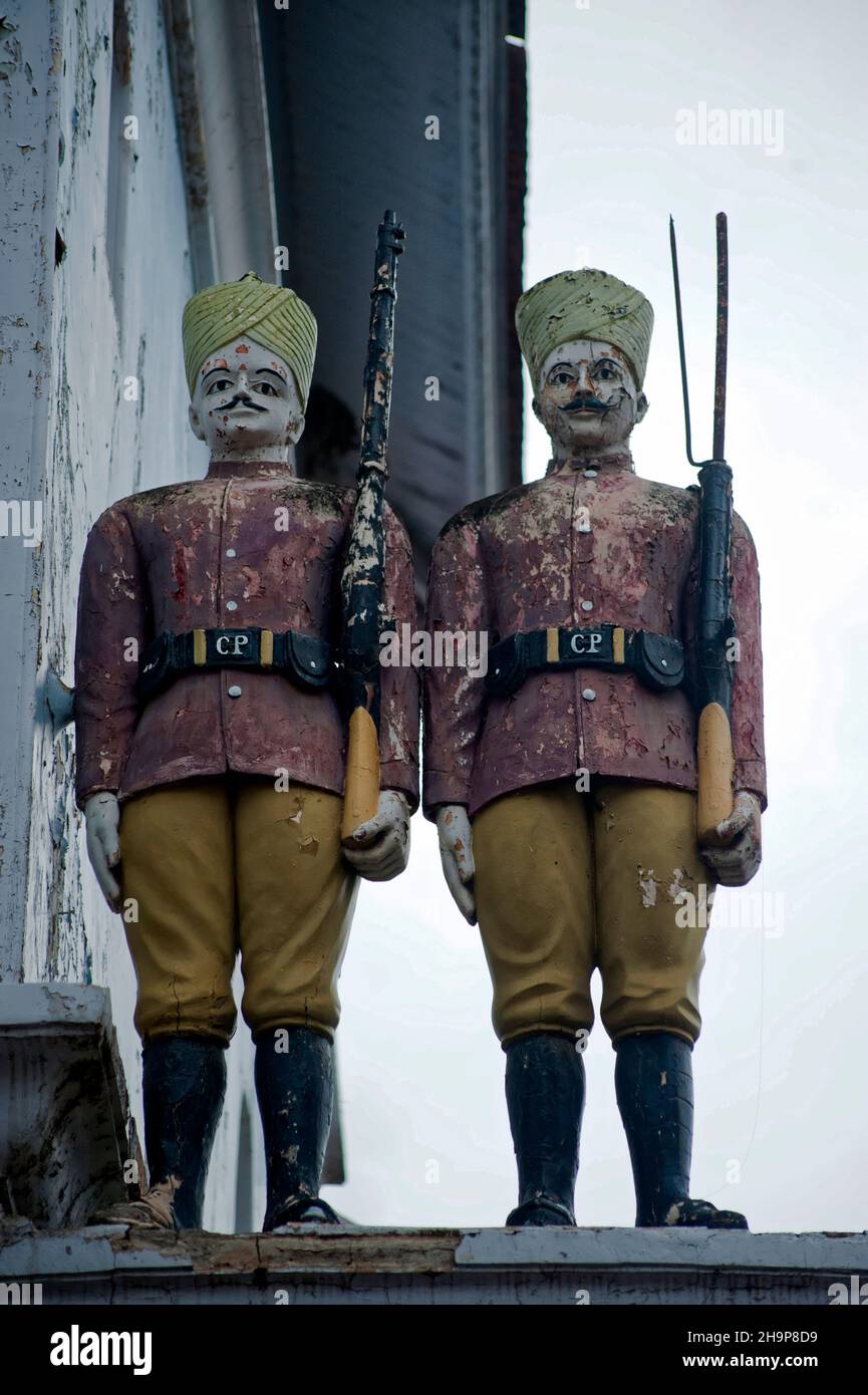 Two soldiers standing hi-res stock photography and images - Alamy