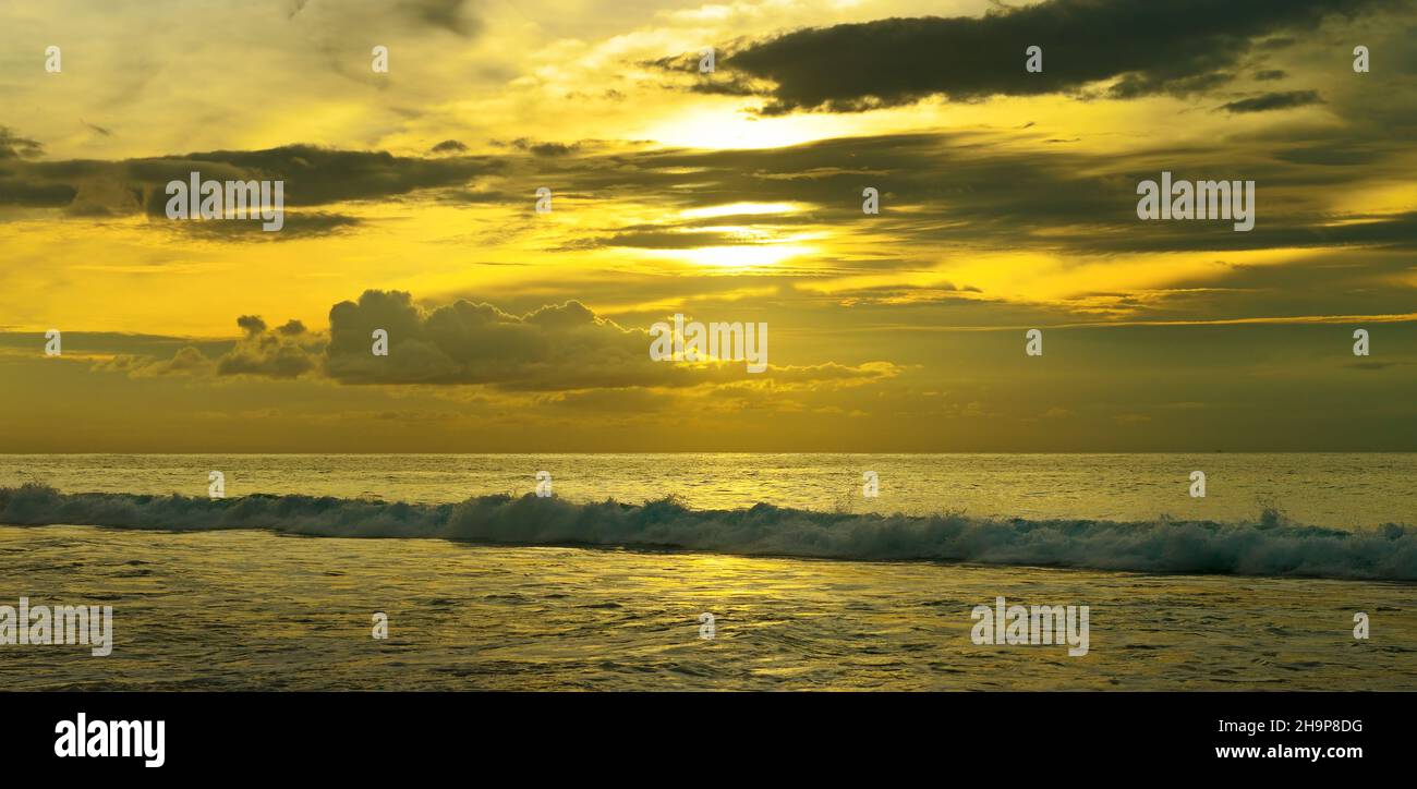 Sunrise over ocean waves hi-res stock photography and images - Alamy