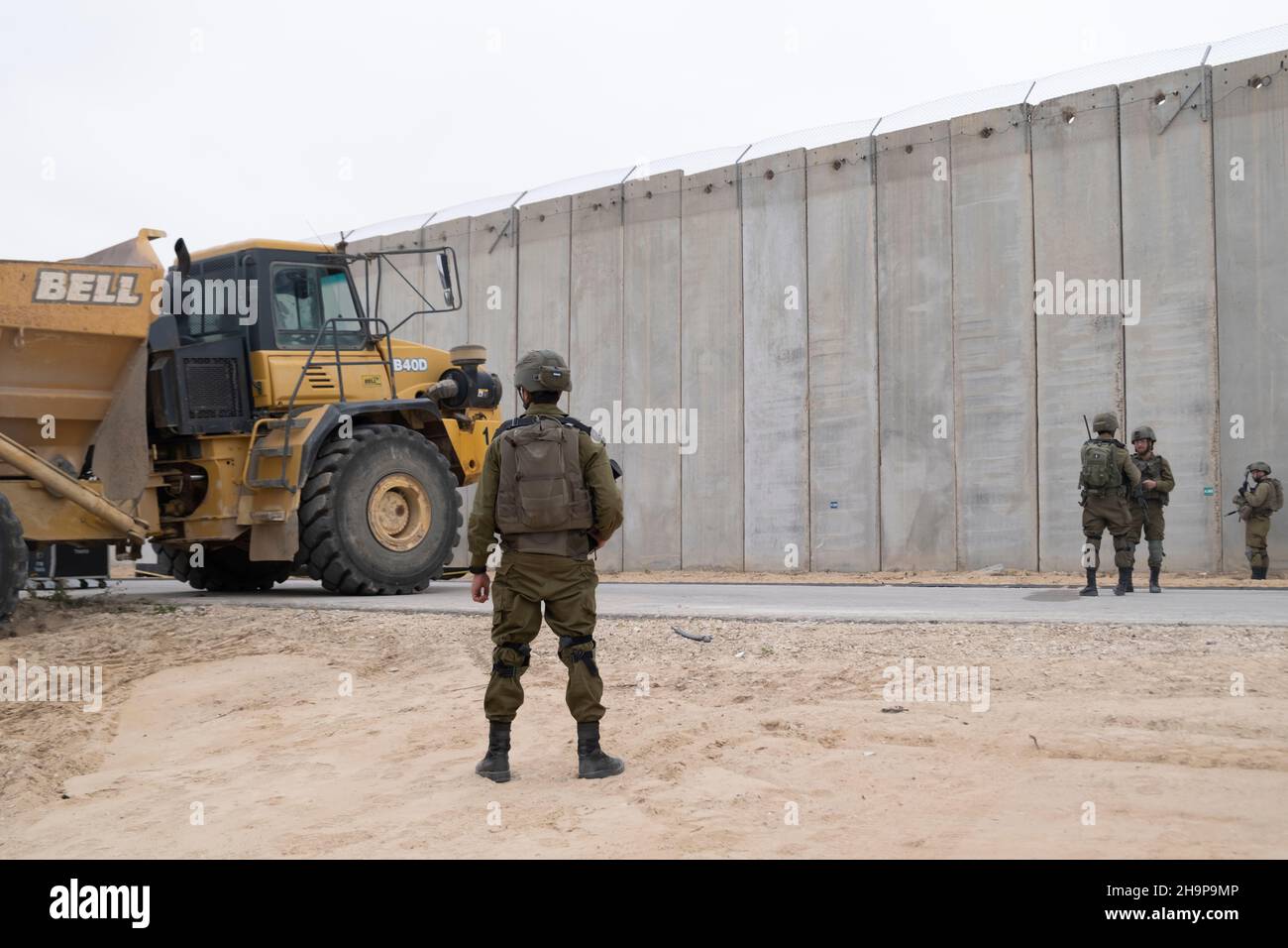 Gaza Border, Israel. 7th Dec, 2021. Israeli soldiers stand guard next ...