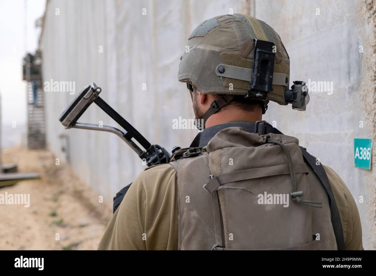 Gaza Border, Israel. 7th Dec, 2021. Israeli soldiers stand guard next ...