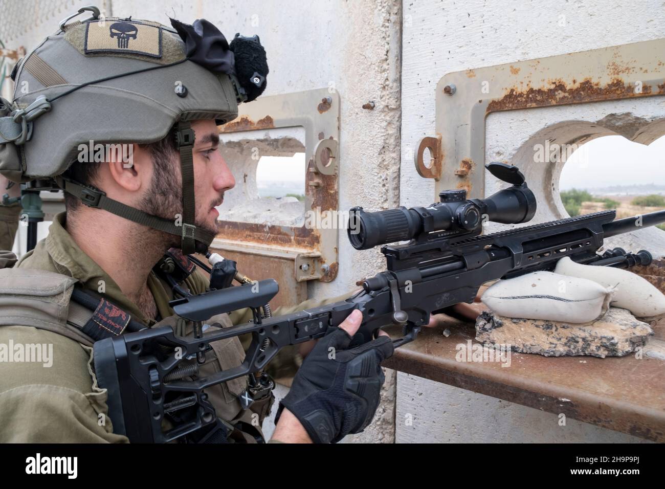 Gaza Border, Israel. 7th Dec, 2021. A sniper of the Israeli army armed ...