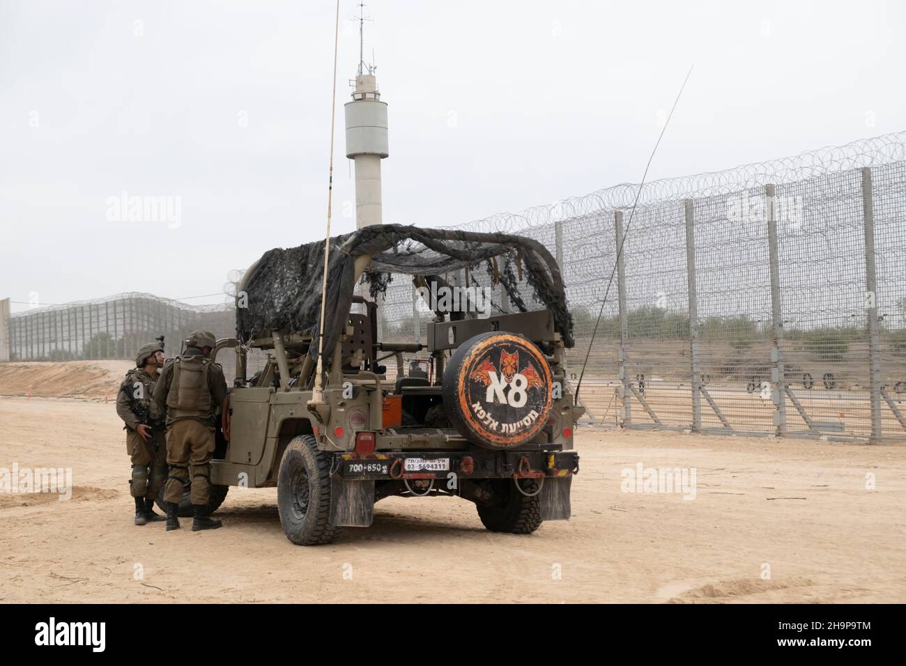 Gaza Border, Israel. 7th Dec, 2021. Israeli soldiers stand guard next ...
