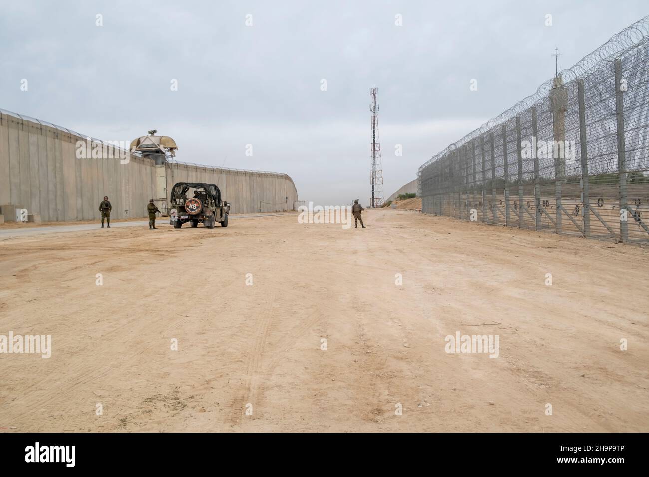 Gaza Border, Israel. 7th Dec, 2021. Israeli soldiers stand guard next ...