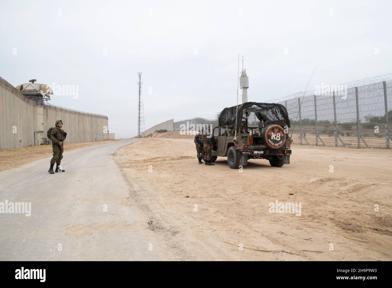 Gaza Border, Israel. 7th Dec, 2021. Israeli soldiers stand guard next ...