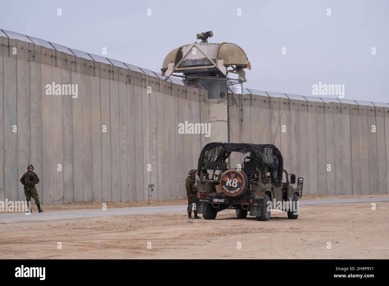 Gaza Border, Israel. 7th Dec, 2021. Israeli soldiers stand guard next ...