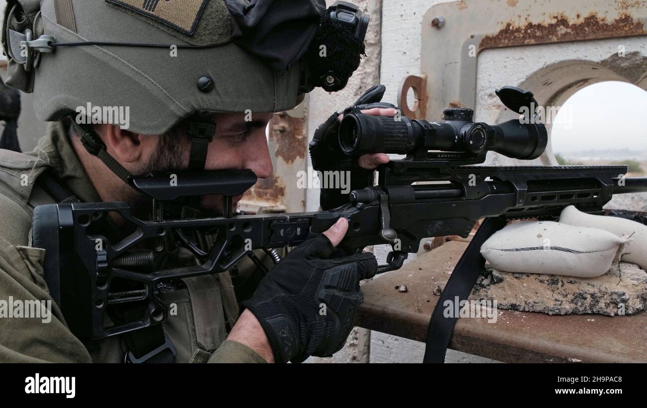 Gaza Border, Israel. 7th Dec, 2021. A sniper of the Israeli army armed ...