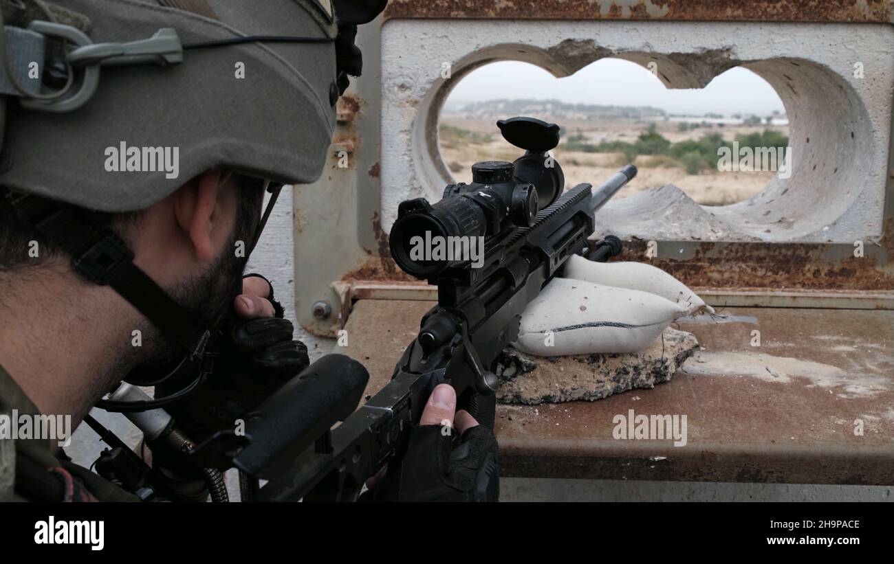 Gaza Border, Israel. 7th Dec, 2021. A sniper of the Israeli army armed ...