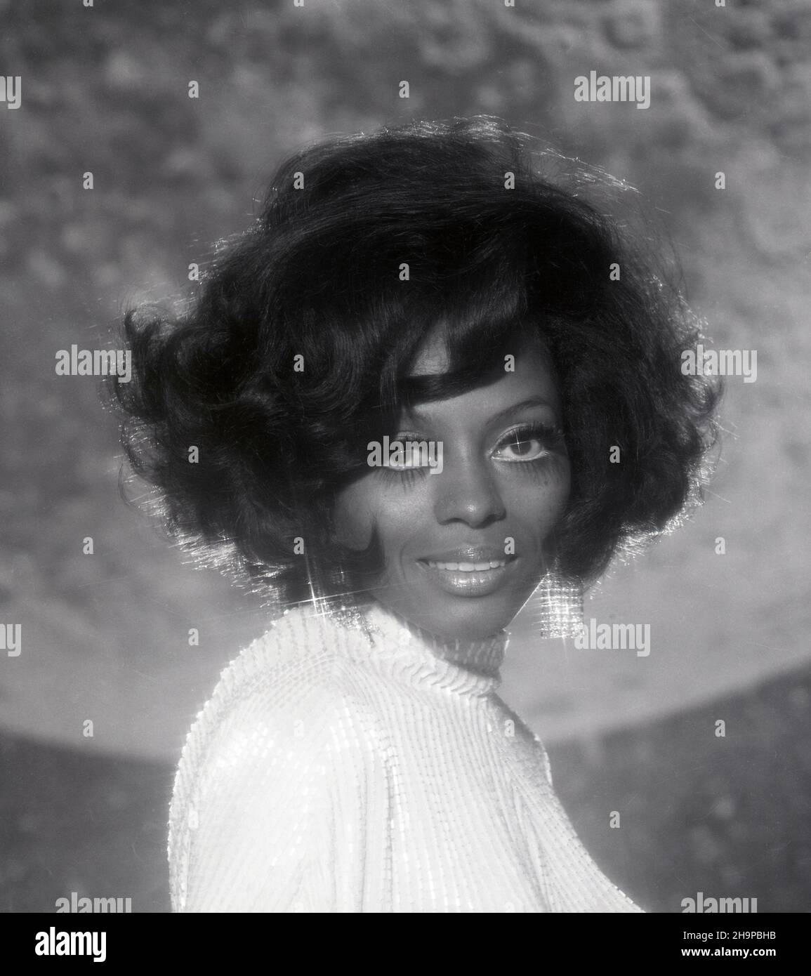 Diana ross poses for a portrait 1975 hi-res stock photography and ...