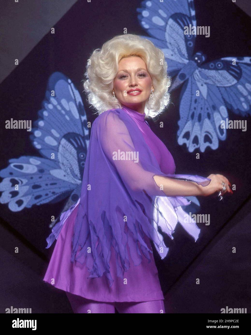 Dolly parton portrait by harry langdon hi-res stock photography and ...