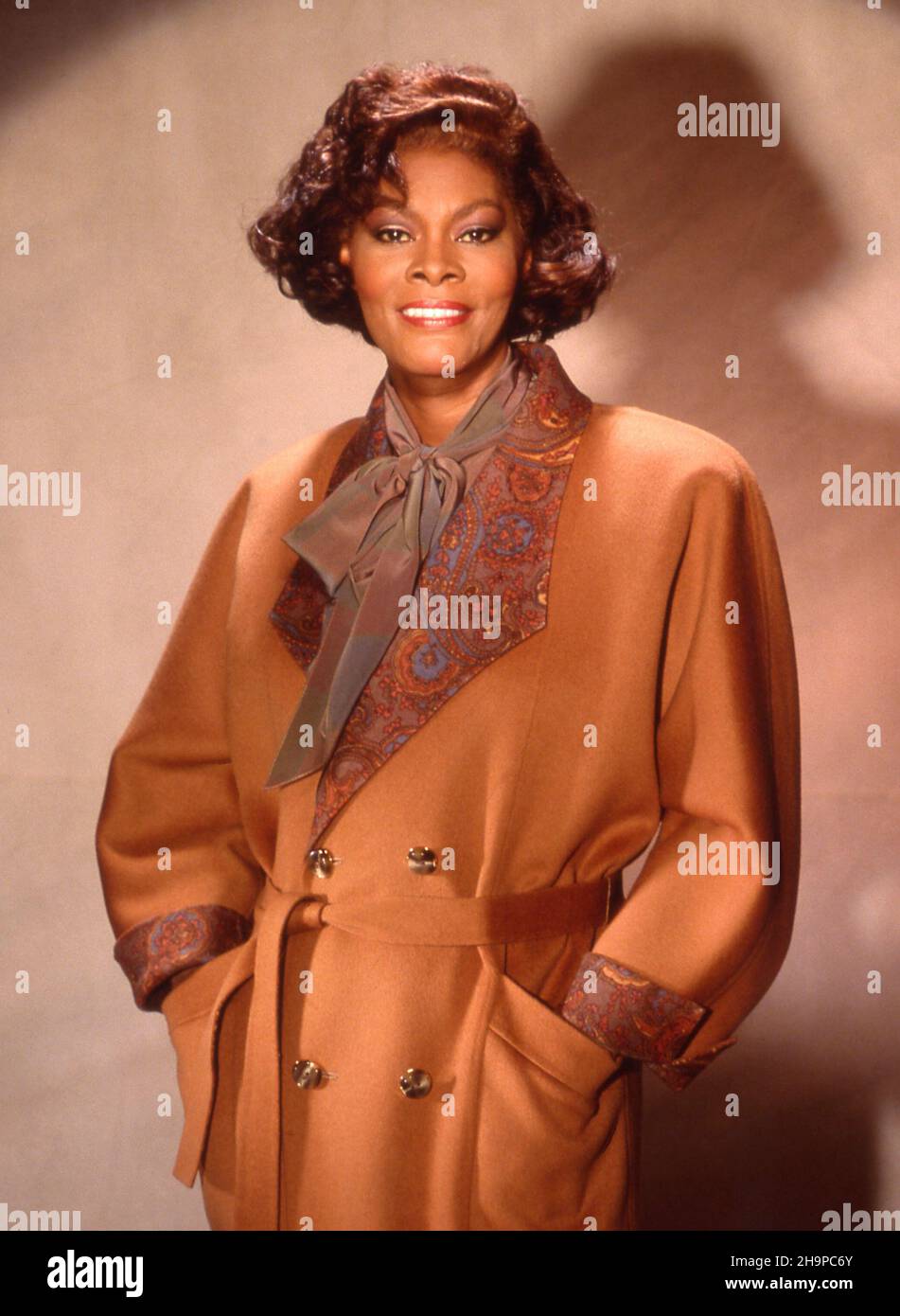 Dionne Warwick poses for a portrait 1985 in Los Angeles, California ...