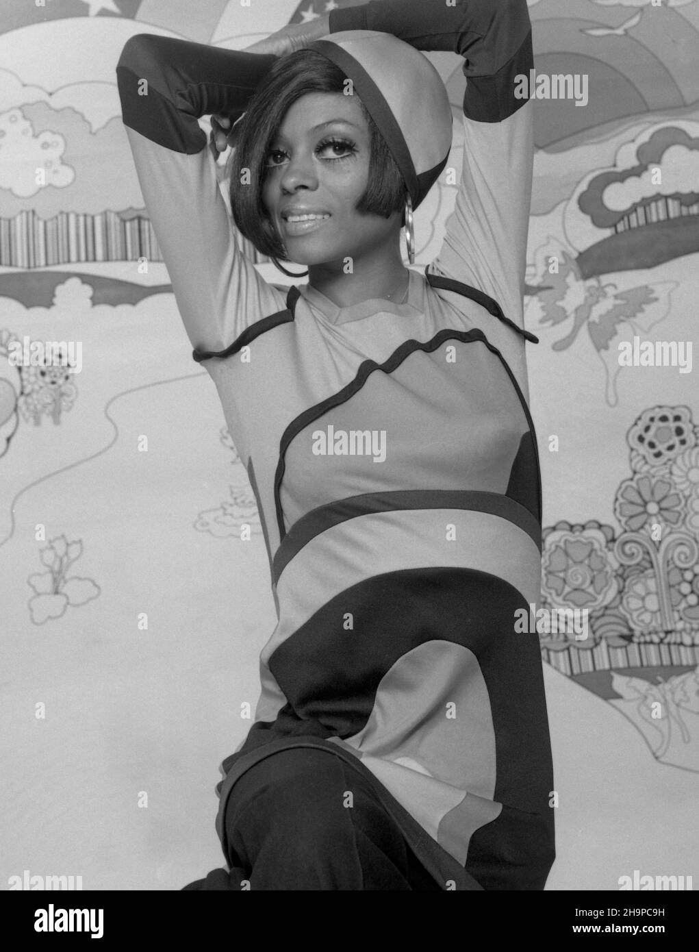 Diana ross poses for a portrait 1975 hi-res stock photography and ...