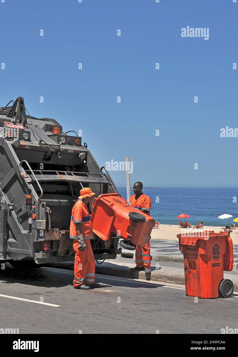 Rio janeiro brazil garbage truck hi-res stock photography and images ...