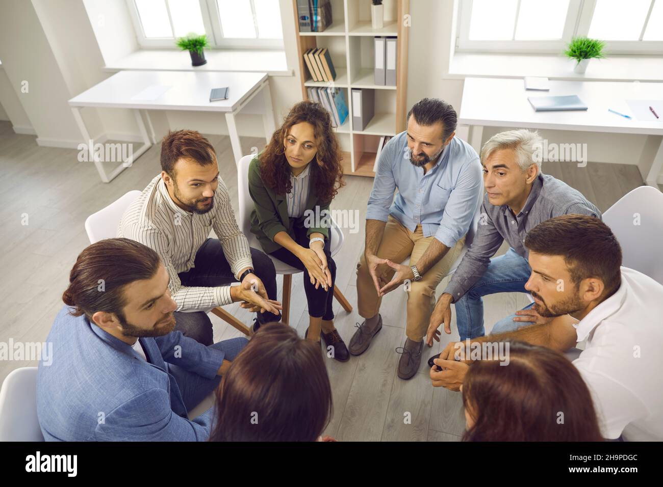 Group of people discussion teamwork hi-res stock photography and images ...
