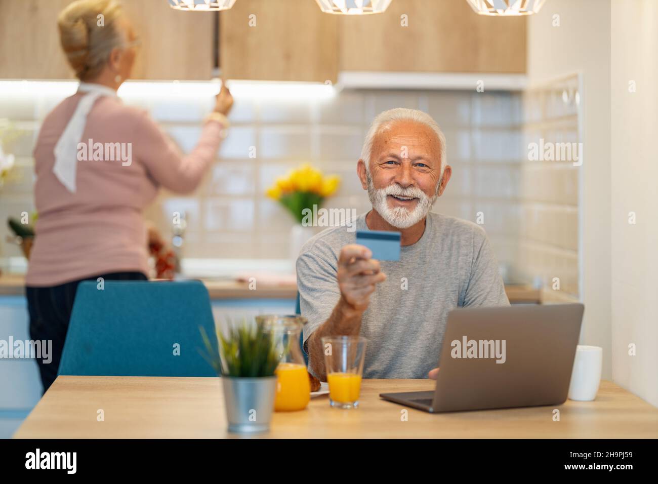 Family shopping online food hi-res stock photography and images - Alamy