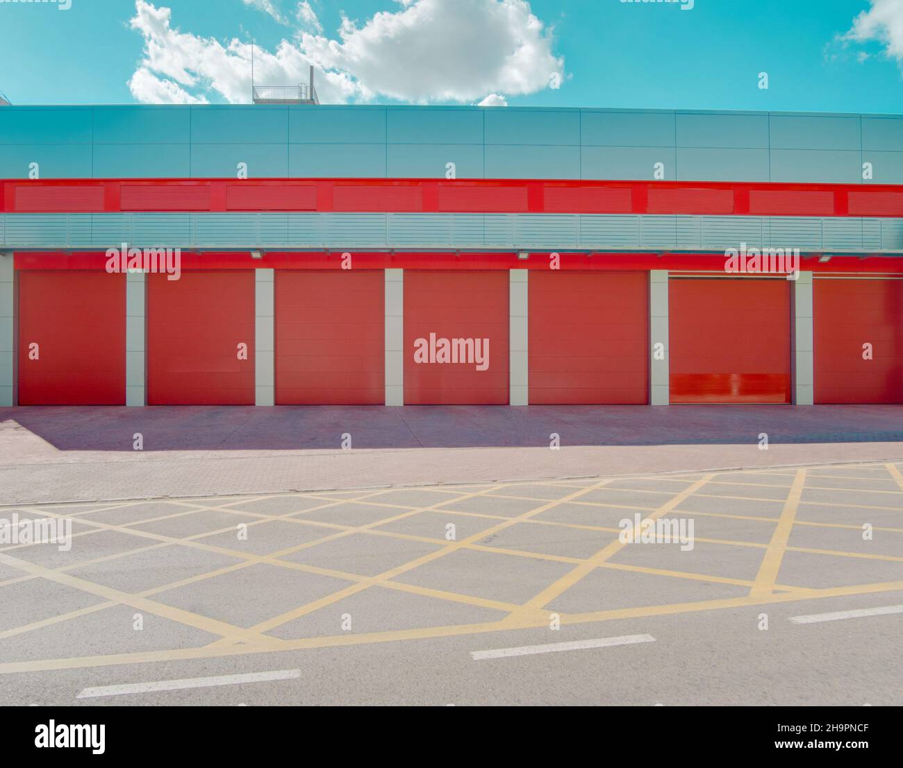 Red warehouse siding hi-res stock photography and images - Alamy