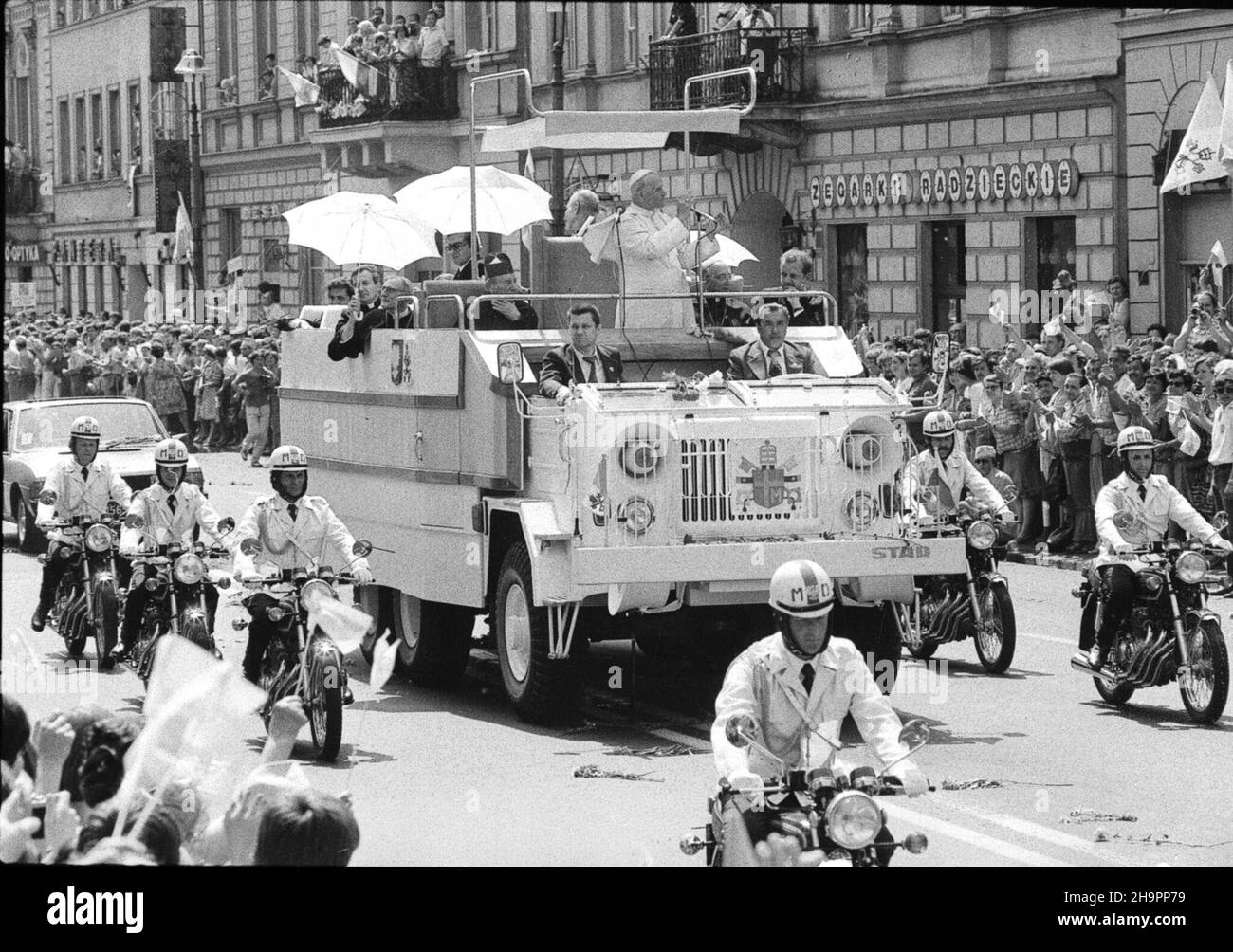 Warszawa, 1979-06-02. Pierwsza pielgrzymka papie¿a Jana Paw³a II do Ojczyzny. Nz. Ojciec Œwiêty ...