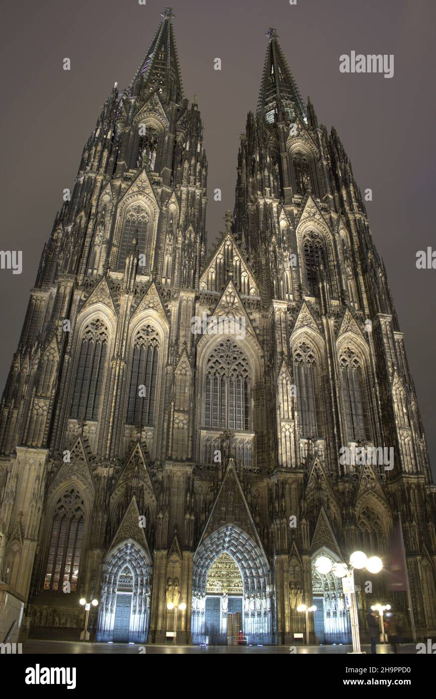 Cologne Cathedral at night, Koelner Dom bei Nacht Stock Photo - Alamy