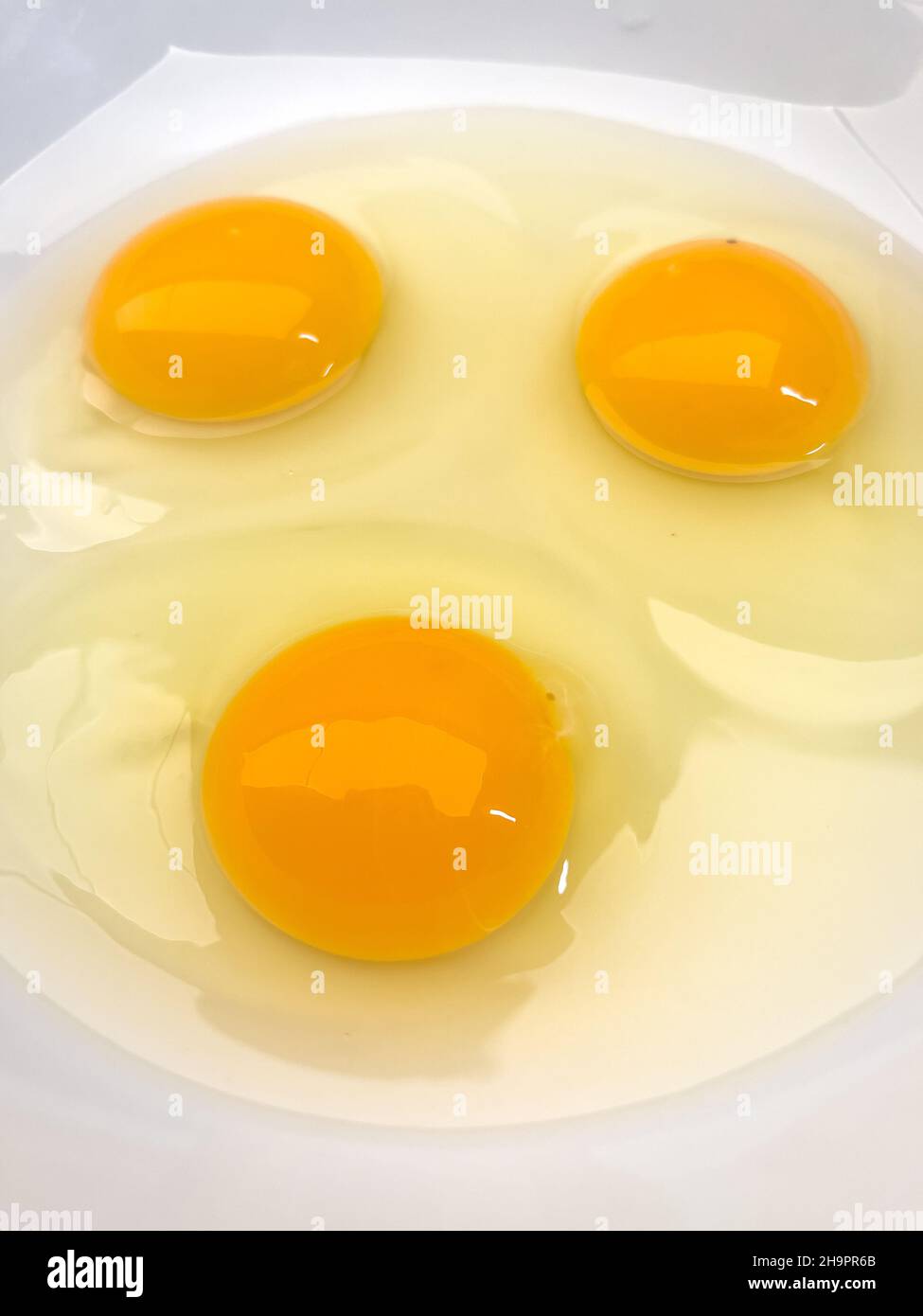 Egg yolk yellow hi-res stock photography and images - Alamy