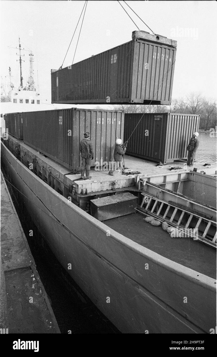 Szczecin, 1979. Statek Kudowa Zdrój w szczeciñskim porcie podczas ...