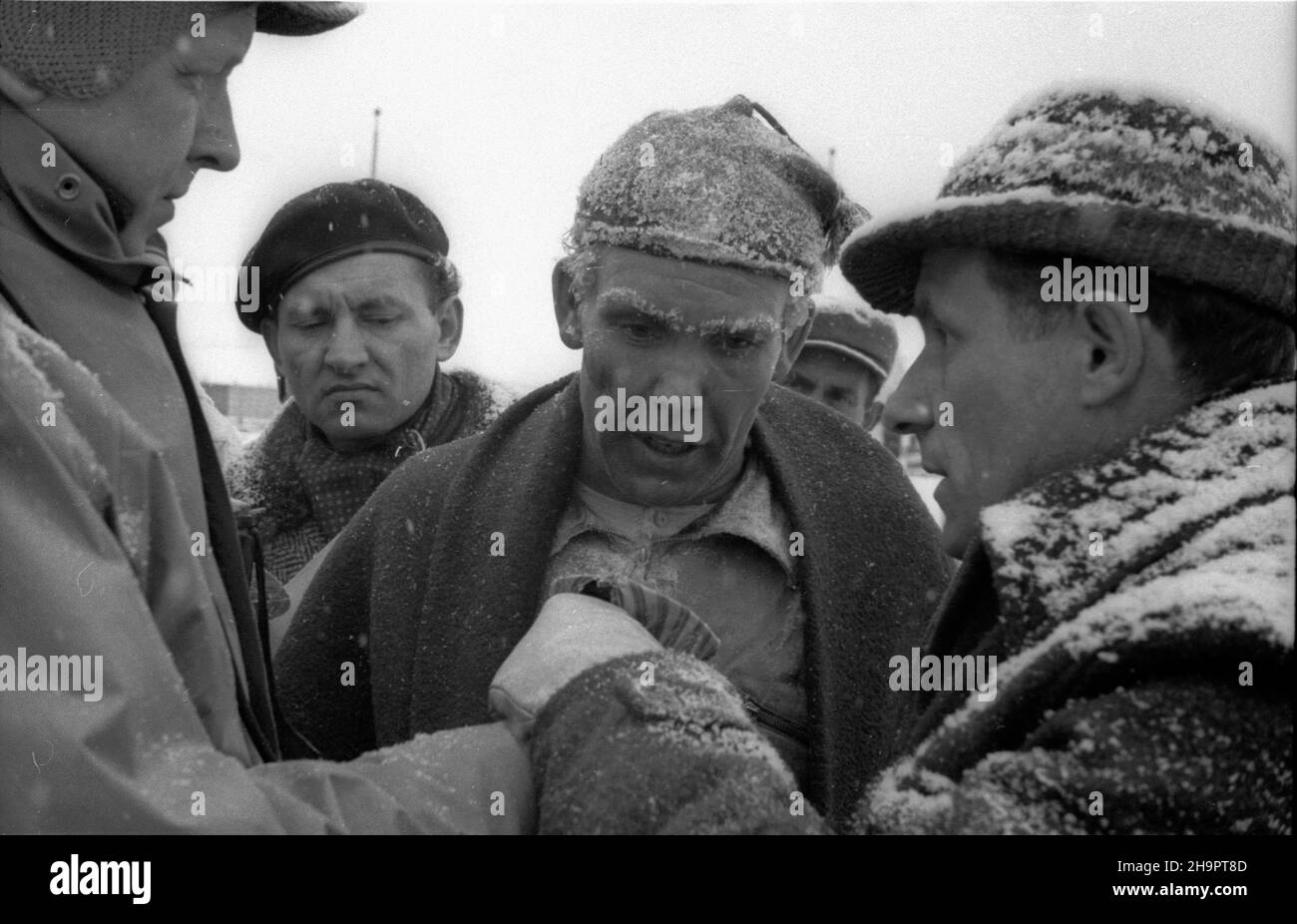 Zakopane, 1949-03-03. Miêdzynarodowe Zawody Narciarskie o Puchar Tatr (23 II-3 III). Meta biegu ...