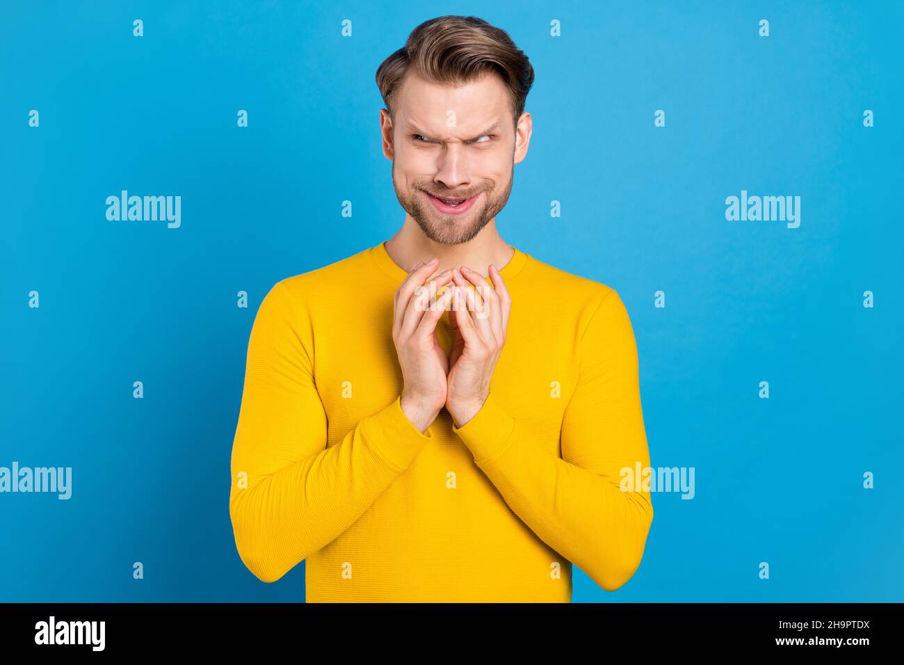 Photo of young brown hair man tricky cunning have idea look empty space ...