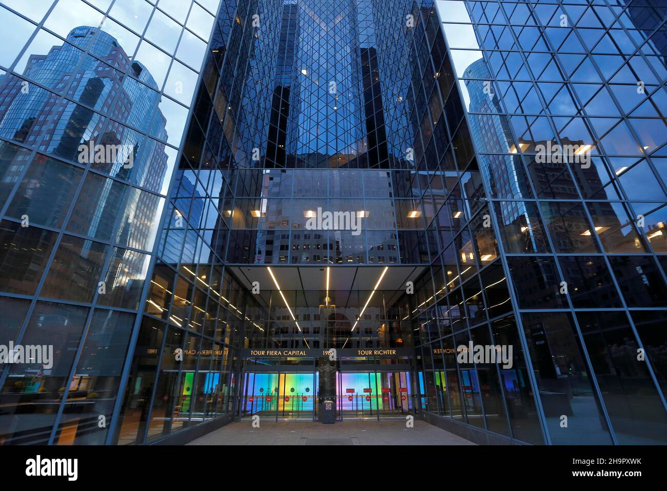 Montreal building hi-res stock photography and images - Alamy