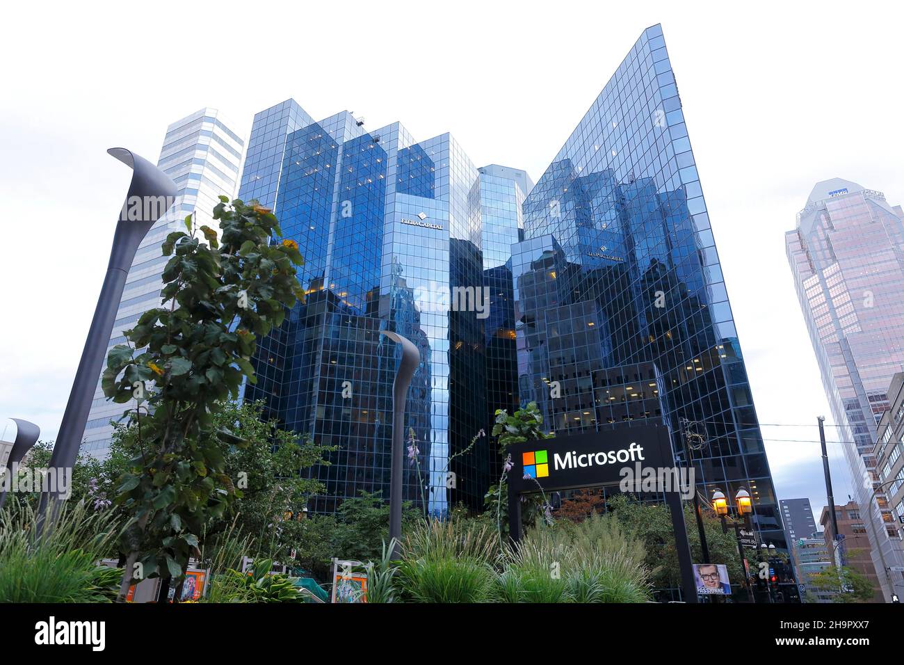 Montreal building hi-res stock photography and images - Alamy