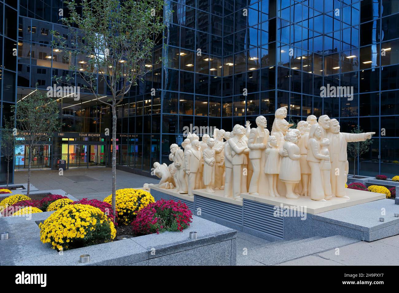 Illuminated crowd sculpture montreal hi-res stock photography and ... Illuminated crowd sculpture montreal hi-res stock photography and ...