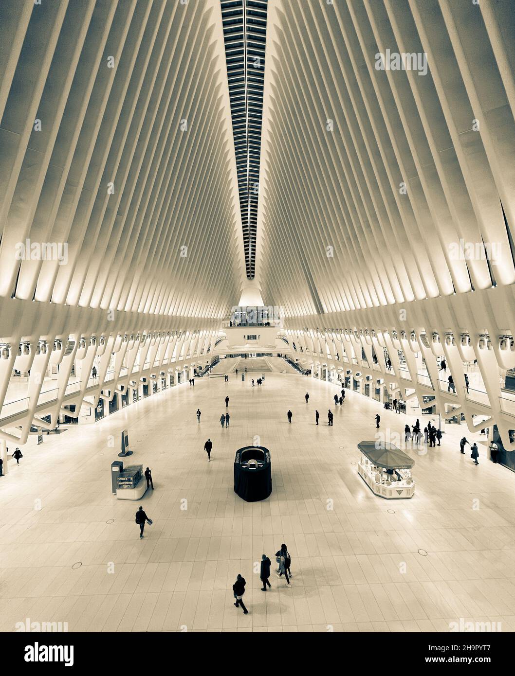 MANHATTAN, UNITED STATES - Nov 15, 2021: The interior of Oculus Center ...