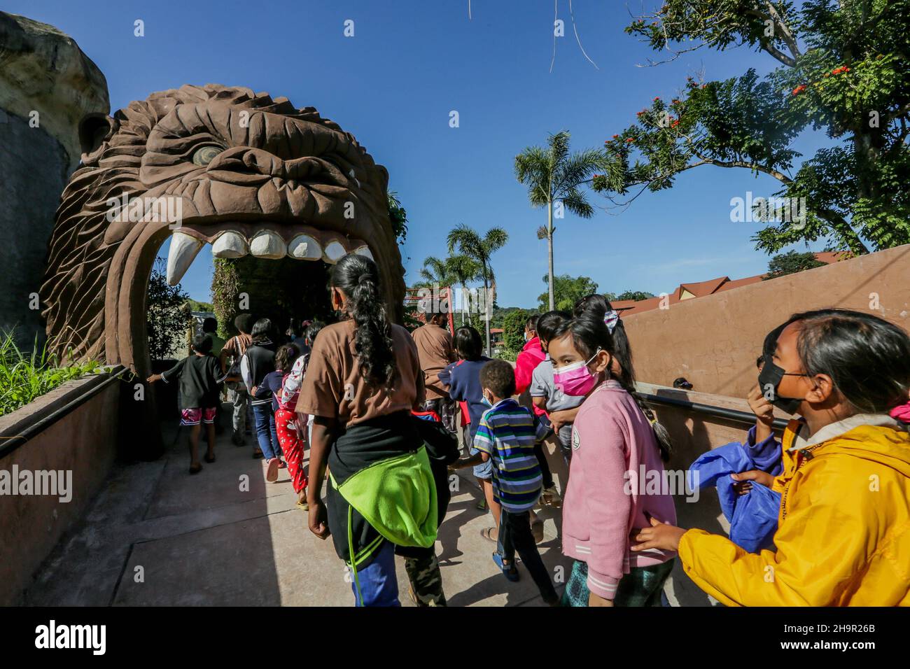 (211208) -- PAMPANGA PROVINCE, Dec. 8, 2021 (Xinhua) -- Children visit ...