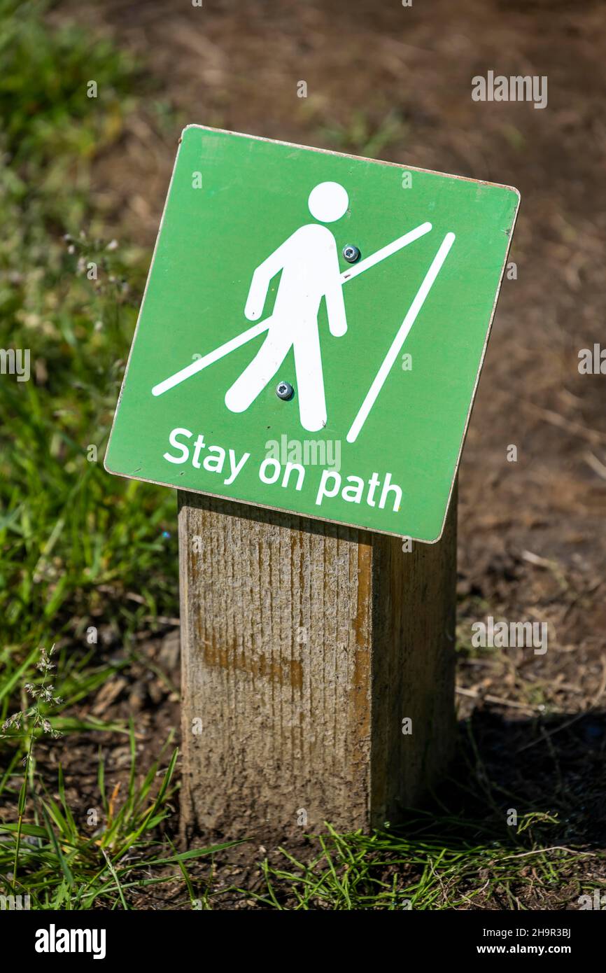 Hiking sign trail hi-res stock photography and images - Alamy
