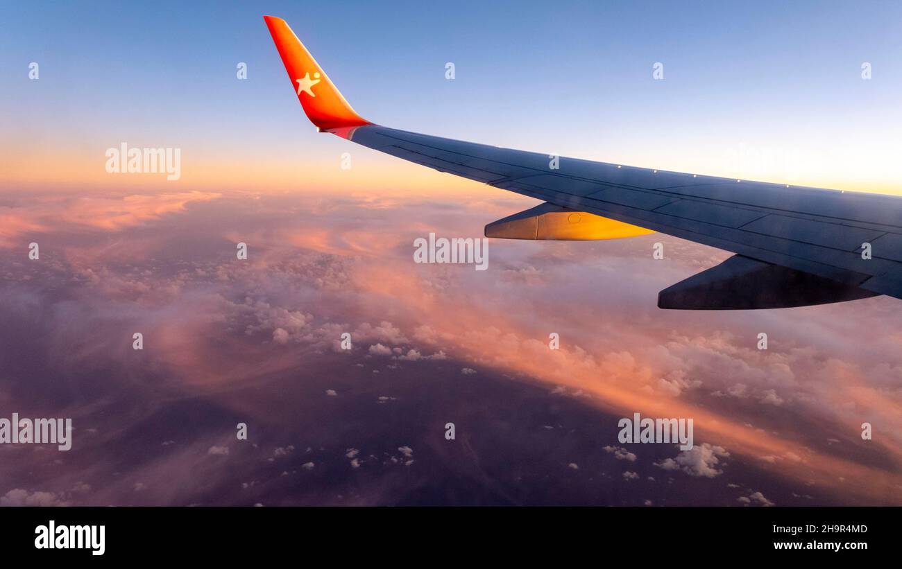 Aeroplane in flight the sun hi-res stock photography and images - Alamy